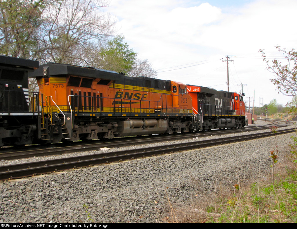 BNSF 7573 and CN 2842